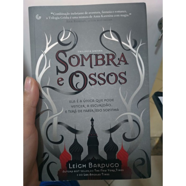 Livros da triologia grisha (SOMBRAS E OSSOS,SOL E TORMENTA)-Leigh bardugo. | Shopee Brasil