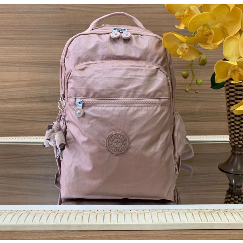 Mochila kipling metálica Rosê acompanha chaveiro macaco | Shopee Brasil