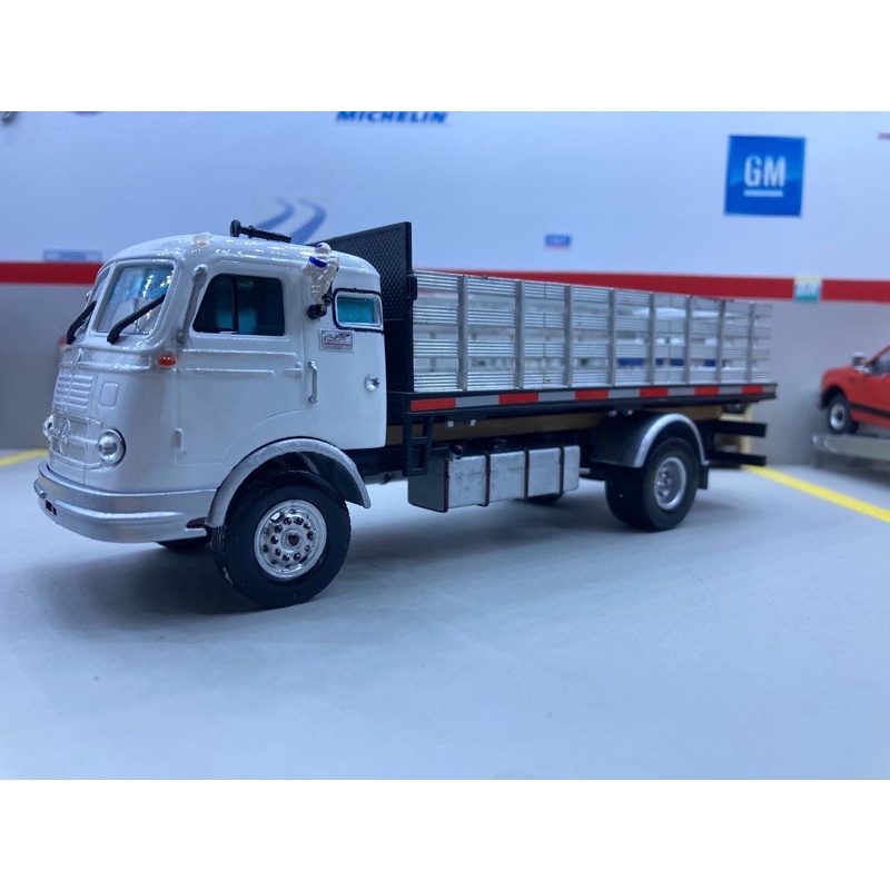 Miniatura Caminhão Mercedes LP 331 customizado escala 1:43 | Shopee Brasil