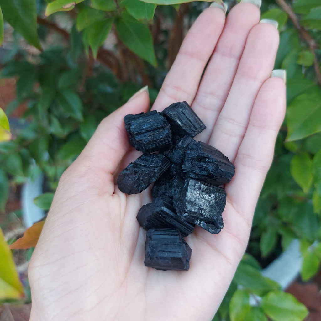 Turmalina negra - pedra natural bruta - proteção e purificação | Shopee ...