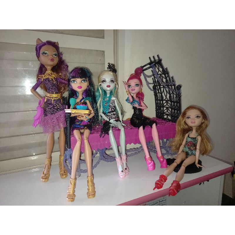 Lote 4 Bonecas Monster High e 1 Ever after High + Cama Spectra ...