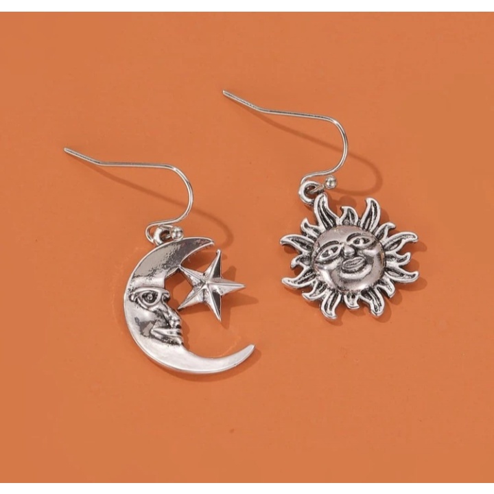 Par de brincos prateados sol e lua | Shopee Brasil