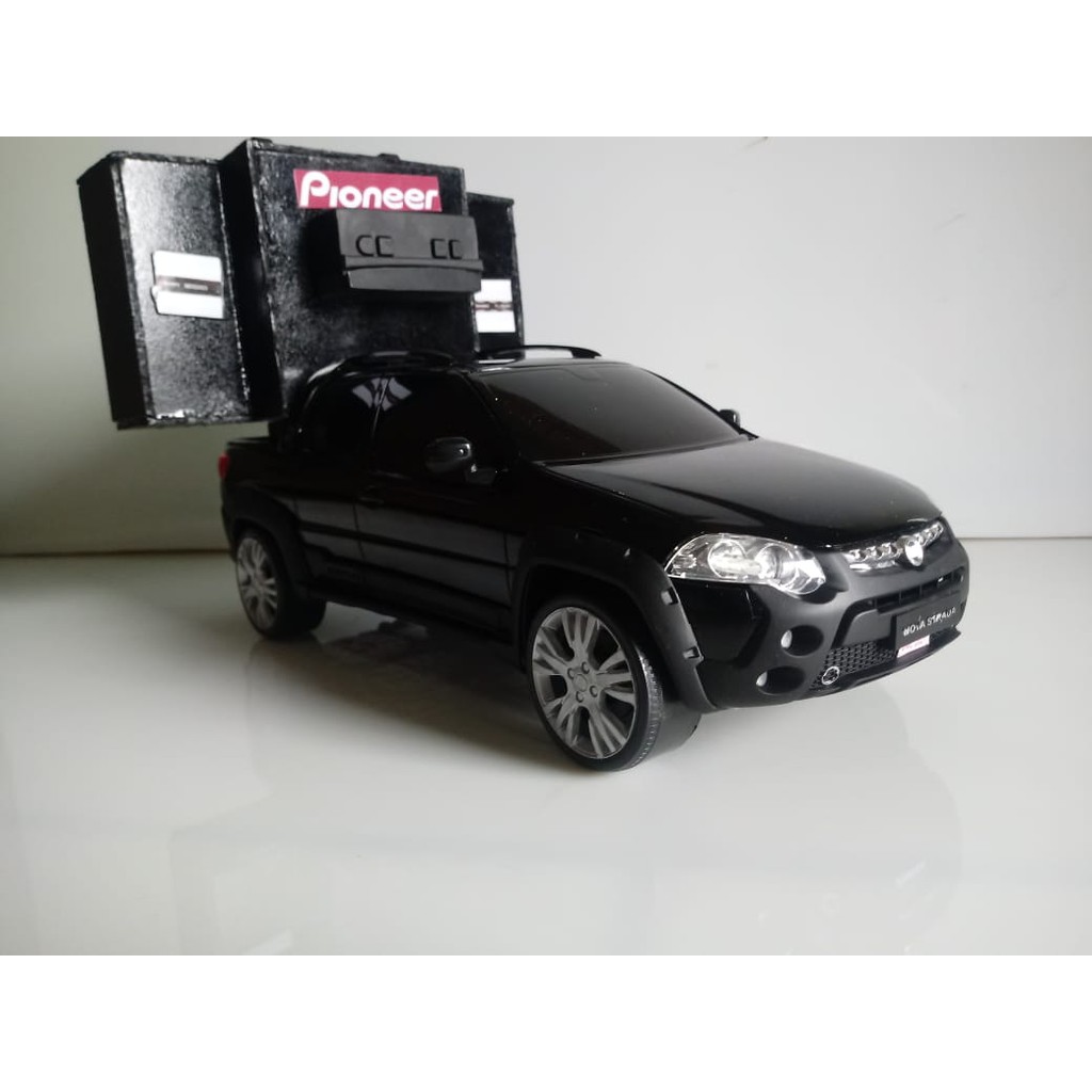 Miniatura Fiat Strada com mini paredão | Shopee Brasil