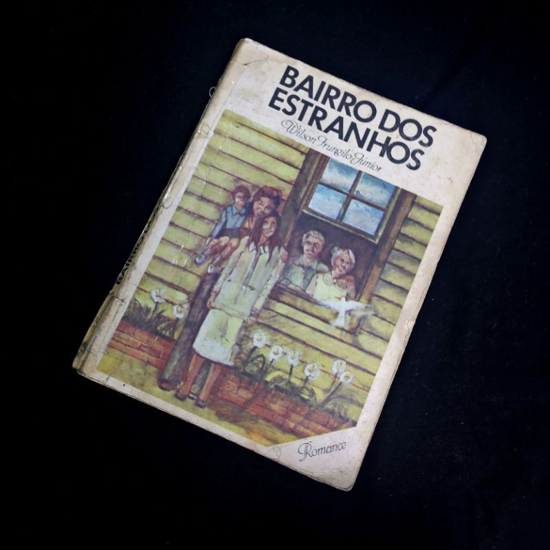 Livro Bairro dos Estranhos | Shopee Brasil