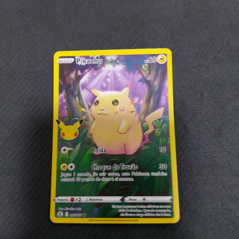 Carta Pokémon Rara Pikachu Full Art Celebrações - Desconto no Preço