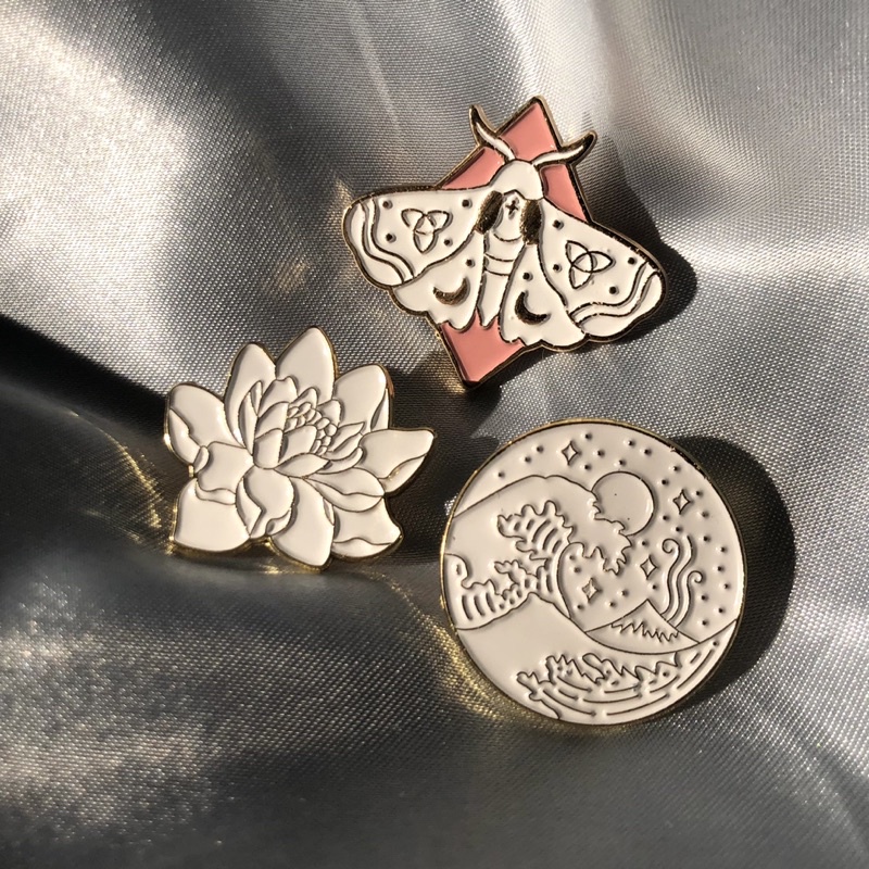 Pins Mariposa, Lótus e Onda | Broche pin white pink moth lotus flower ...