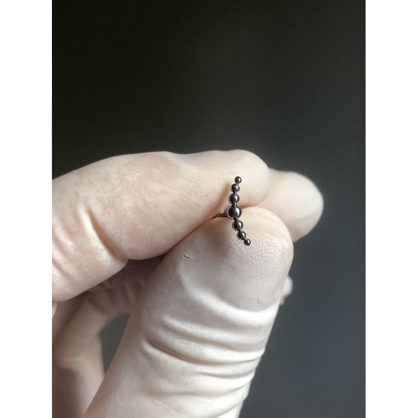 Piercing de titânio com 7 esferas para orelha (conch, hélix, antihelix ...