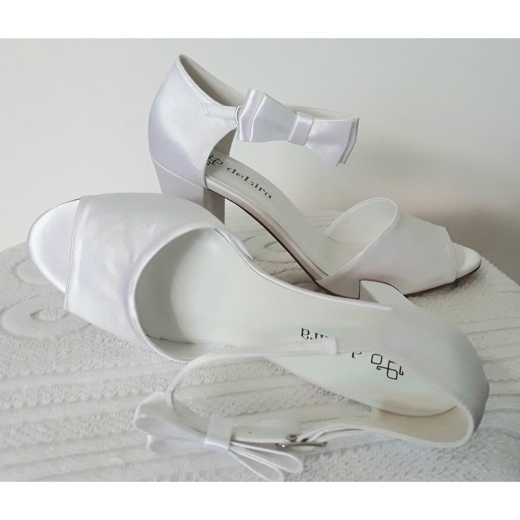 Sandália Confeccionada À Mão em Cetim Branco Salto Grosso Ideal para ...