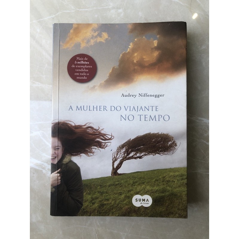 Livro A mulher do viajante no tempo Audrey Niffenegger | Shopee Brasil