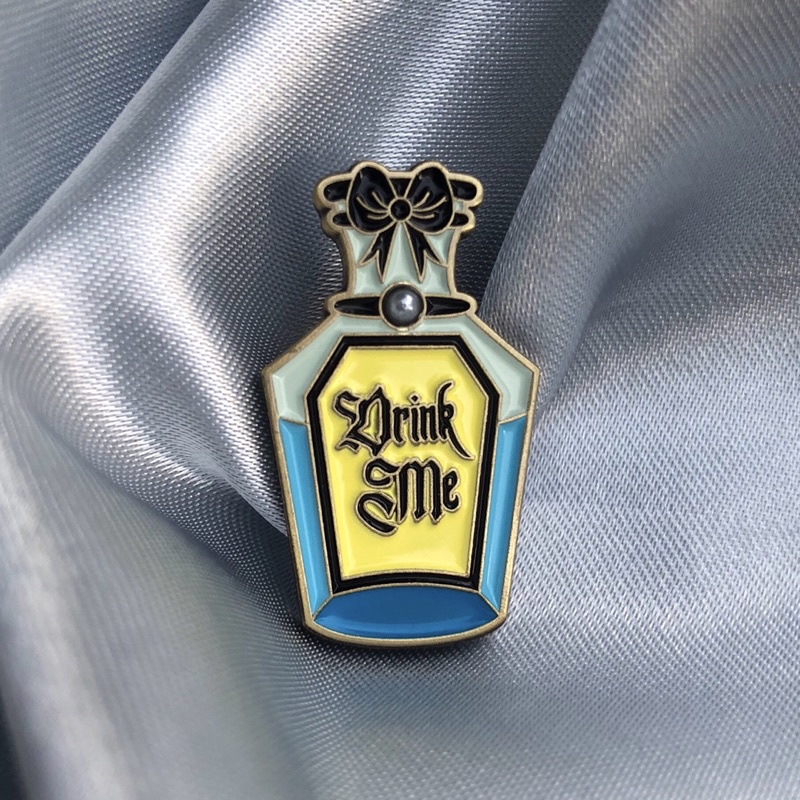 Pin Poção “Drink me” | Alice no País das Maravilhas Wonderland pins de ...