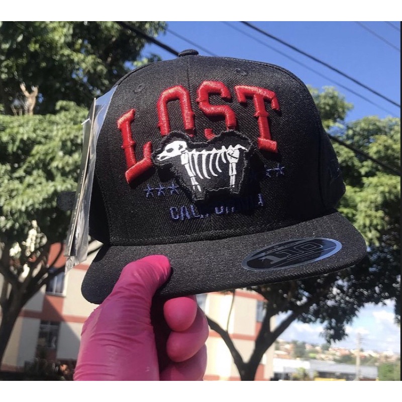 Bone lost Califórnia aba reta fitão de couro | Shopee Brasil