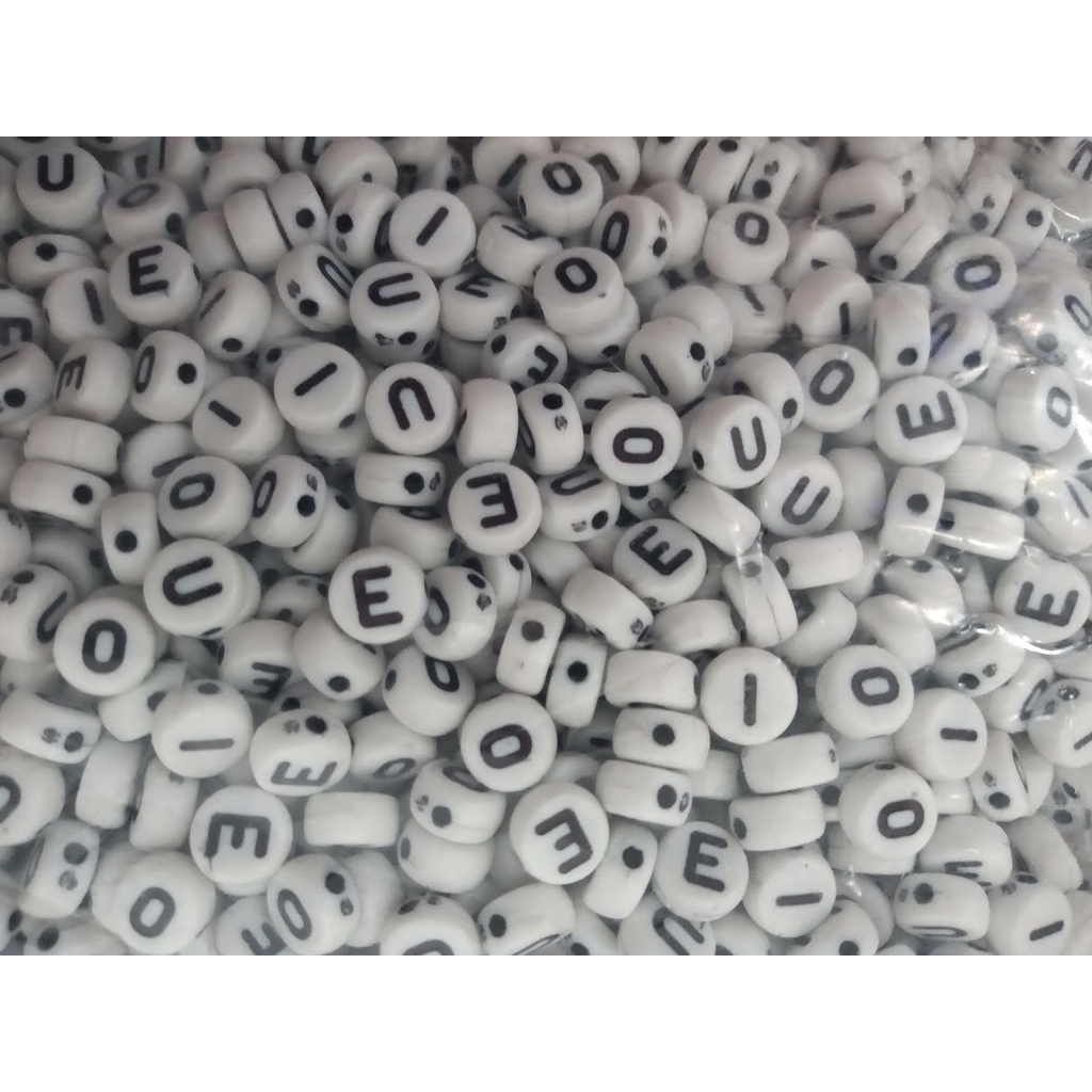 Miçanga Letras Vogal Alfabeto Achatada Petra e Branca - SORTIDAS - 10g ...