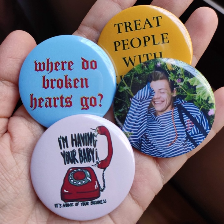 KIT 37 Bottons/Broches 4,5cm Personalizados Harry Styles | Shopee Brasil