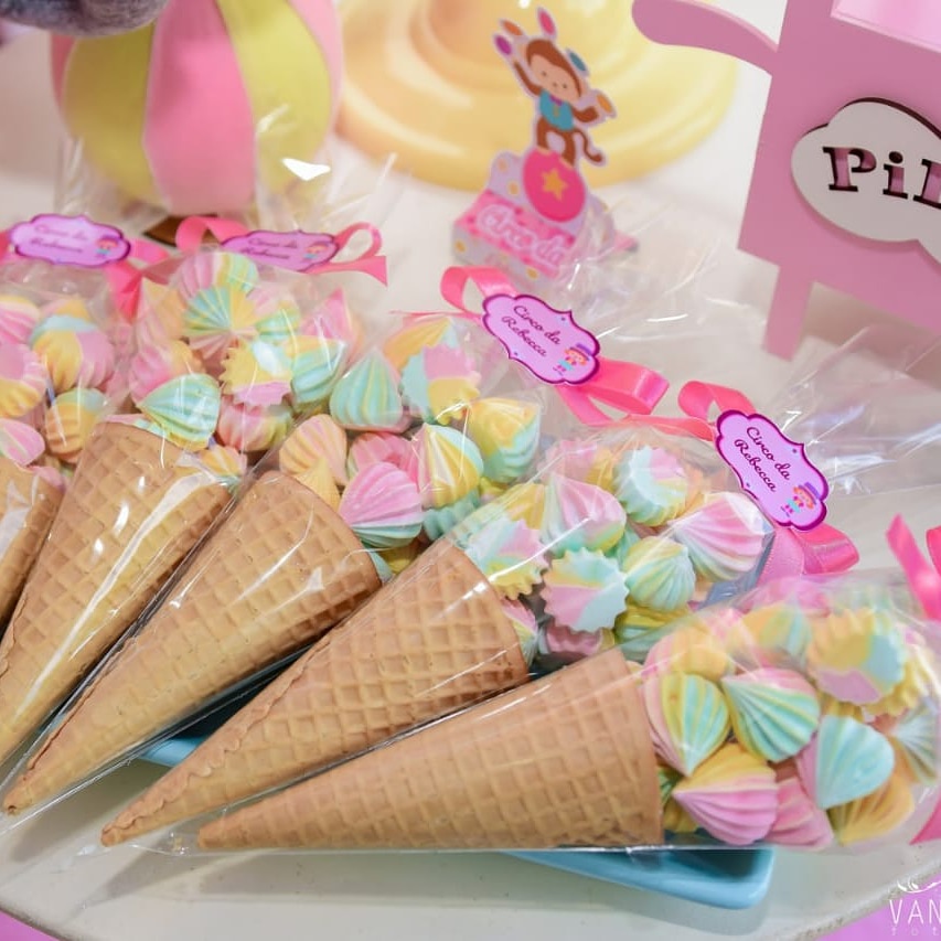 Cone com mini suspiros | Shopee Brasil