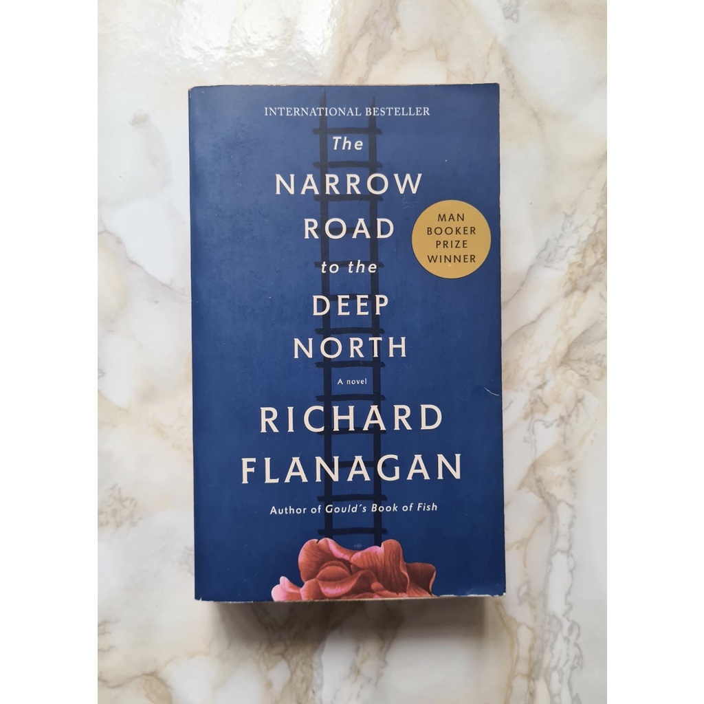 The Narrow Road to the Deep North (Richard Flanagan) | Shopee Brasil