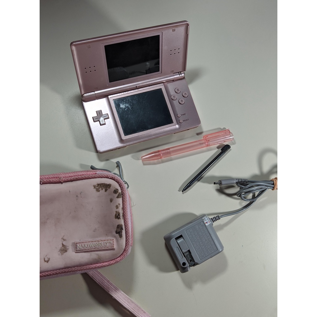 Nintendo DS lite rosa funcionando detalhe na tela + case | Shopee Brasil