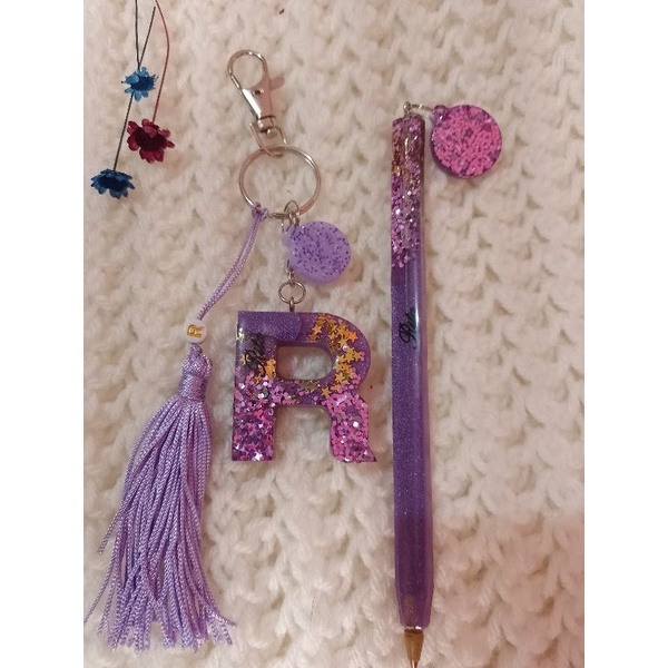 chaveiro e caneta em resina personalizada com a letra | Shopee Brasil chaveiro e caneta em resina personalizada com a letra | Shopee Brasil