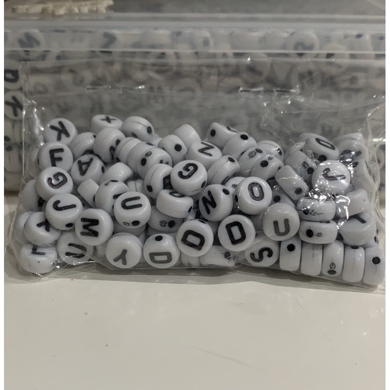 Letras de miçangas alfabeto (achatadas preto e branco) | Shopee Brasil