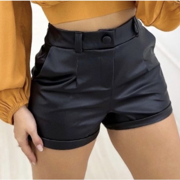 Short Feminino de Botão Imita Couro cirrê Com Bolso Short Preto Cintura ...