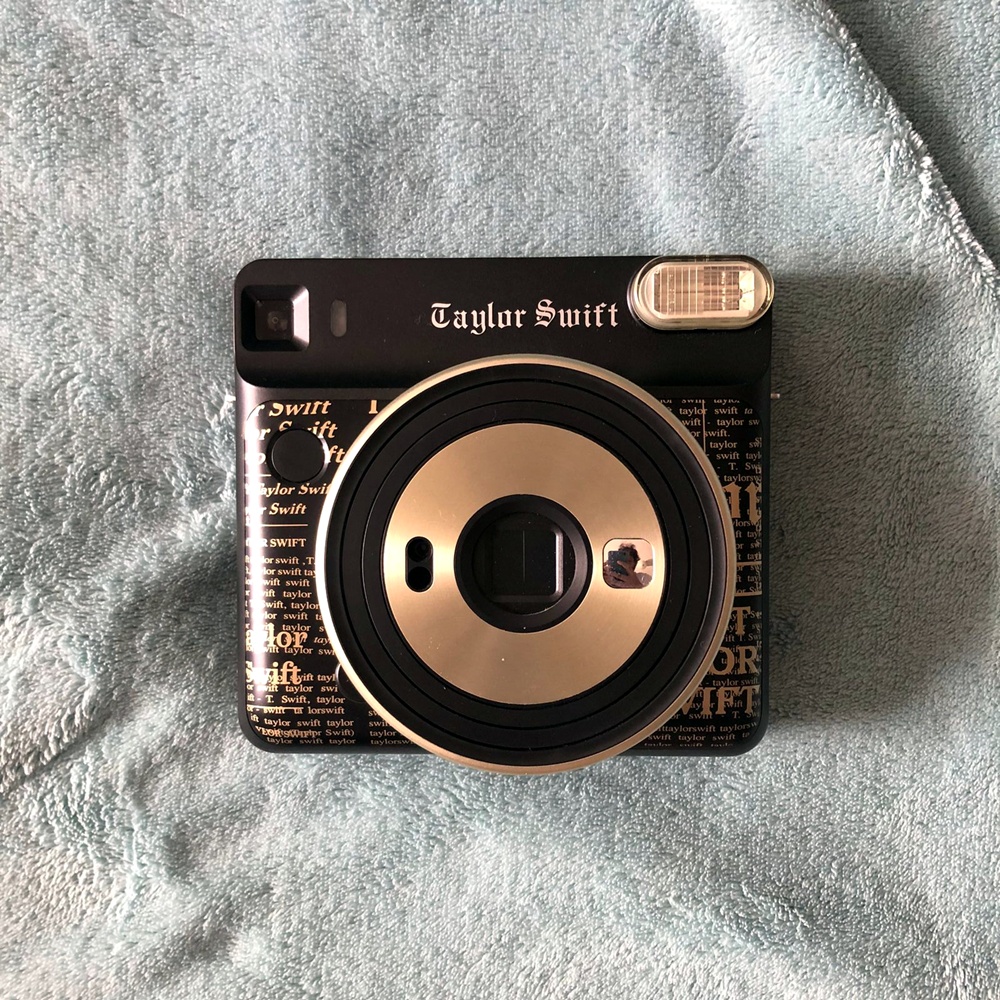 Câmera Taylor Swift/Instax (com avaria) | Shopee Brasil