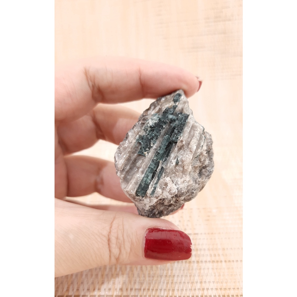 Turmalina Azul Bruta na Matriz - Pedra Natural | Shopee Brasil