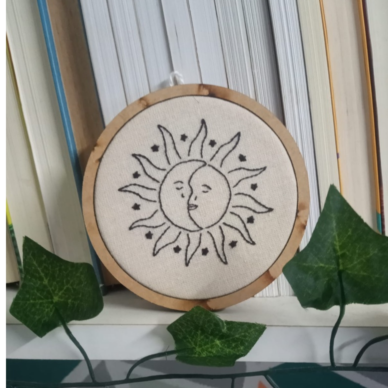 Quadro decorativo bordado em bastidor sol e lua | Shopee Brasil