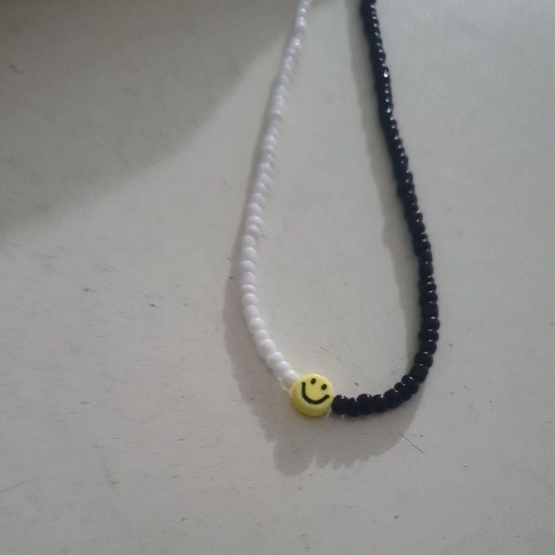 Colar Metade Preto Metade Branco com Smile Amarelo Feliz | Shopee Brasil