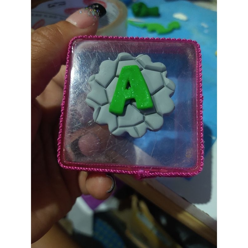 Kit de TAGs em biscuit com letra para lembrancinhas. | Shopee Brasil