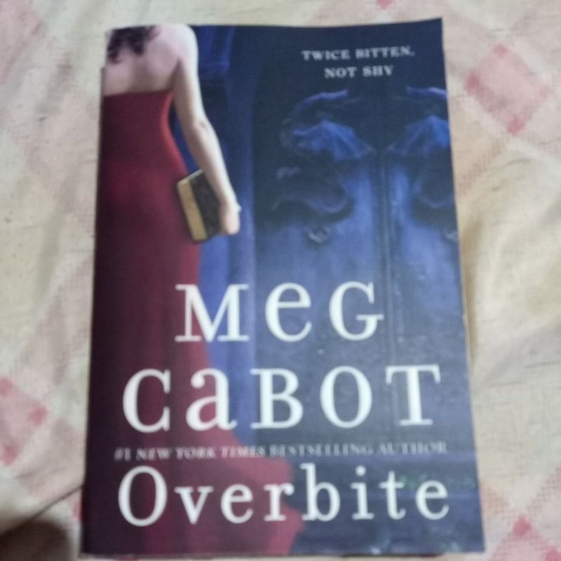 MEG CABOT OVERBITE TWICE BITTEN NOT SHY | Shopee Brasil