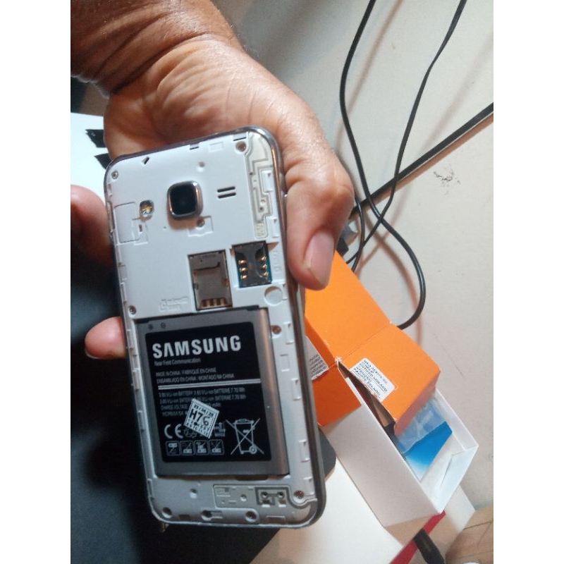 Celular Samsung galaxy J2 j200. 8gb. com TV | Shopee Brasil