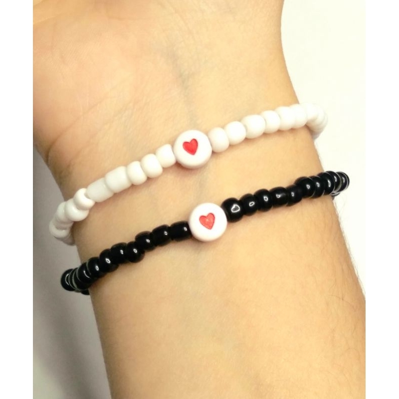 Kit 2 Pulseiras preta e branca de casal Coração | Shopee Brasil