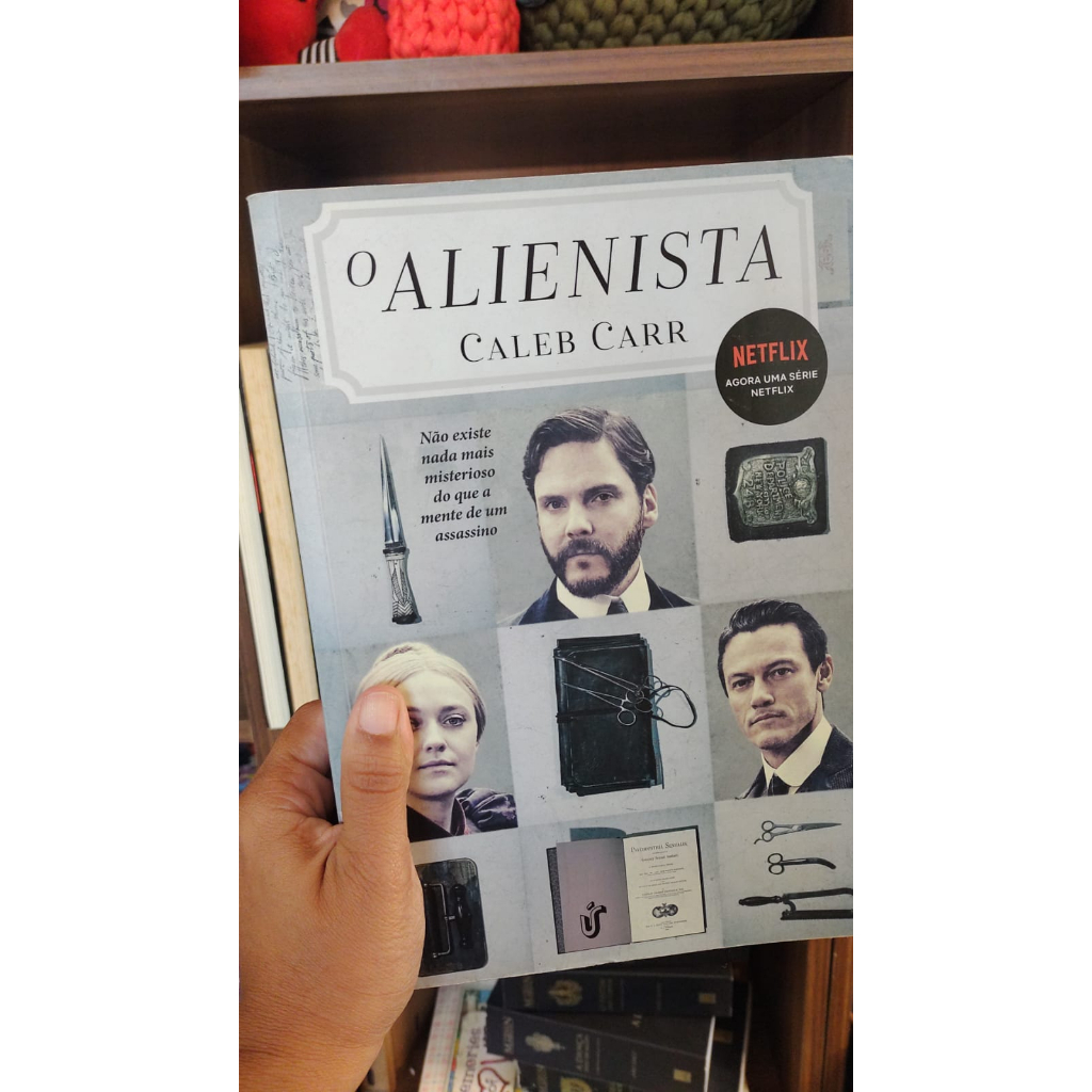 O alienista Agora uma série Netflix livros de capa comum autor Caleb ...