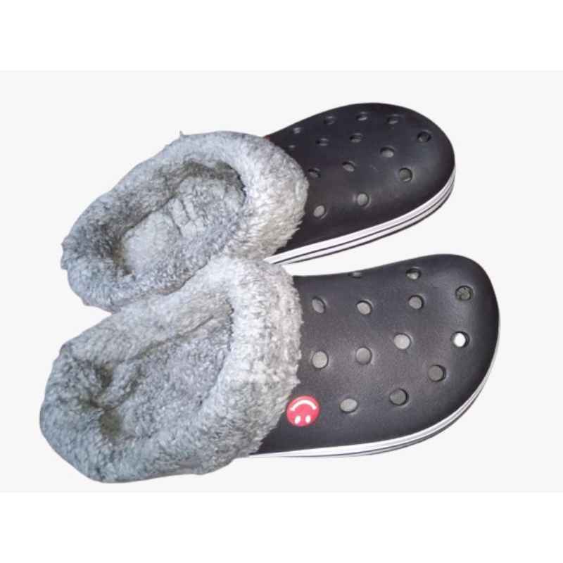 crocs adulto com pelo escuro | Shopee Brasil