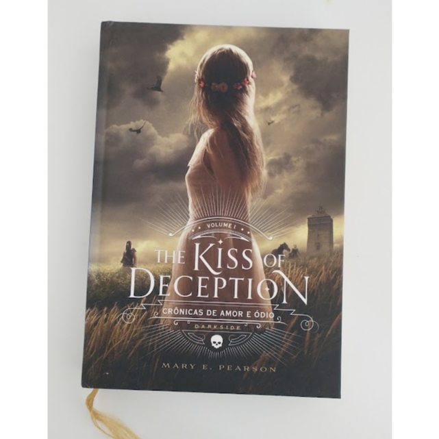 Livro Usado The Kiss of Deception Mary E Pearson Crônicas de Amor de Ódio Volume 1 | Shopee Brasil