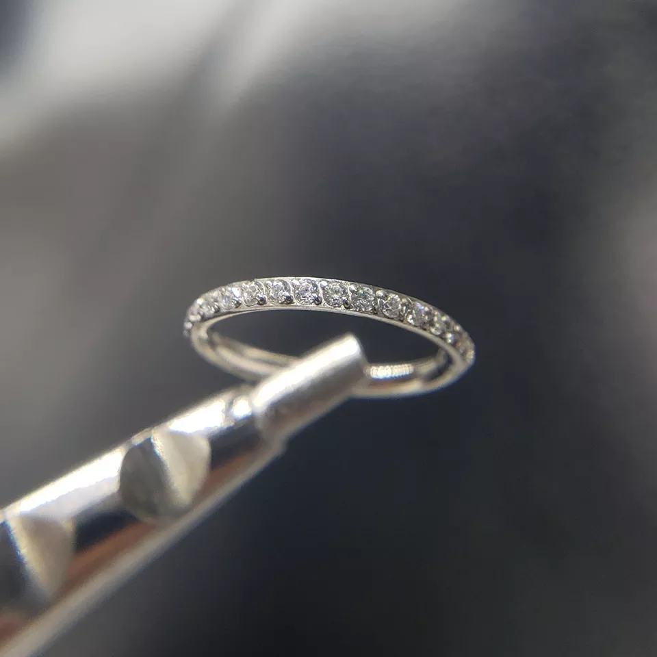 piercing argola cravejada com zircônia em titânio segmento articulado ...