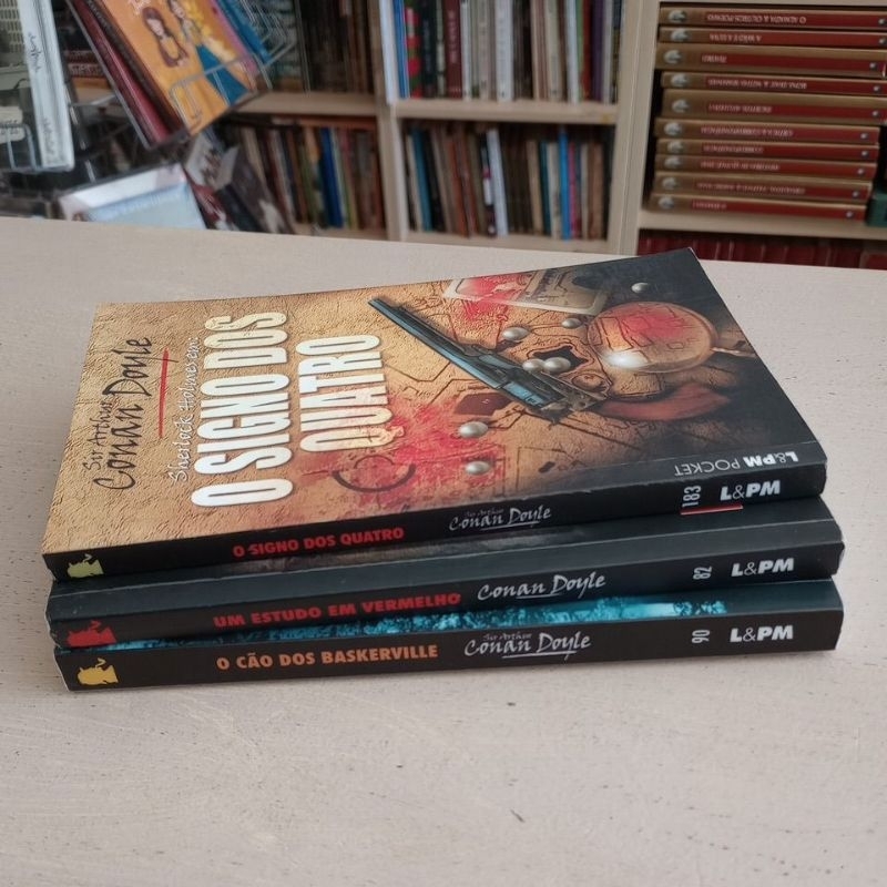 Kit 03 Livros Sherlock Holmes - O Signo dos quatro, o cão dos baskerville, um estudo em vermelho ...
