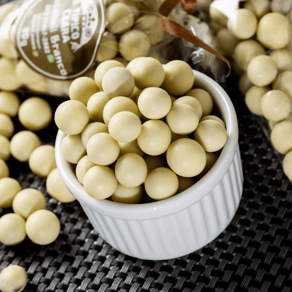 Chocoball com Chocolate Branco 90g- Típico Ceará | Shopee Brasil