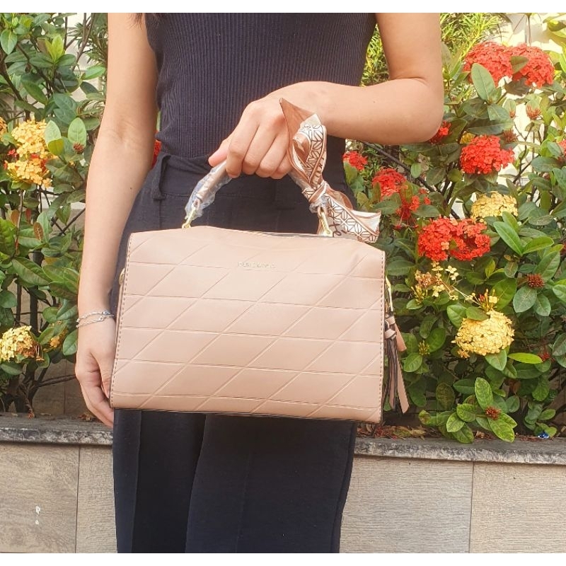 BOLSA DUKE MODA TRANSVERSAL NA COR BEGE | Shopee Brasil