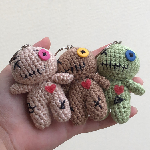 Boneco Voodoo chaveiro - Amigurumi | Shopee Brasil