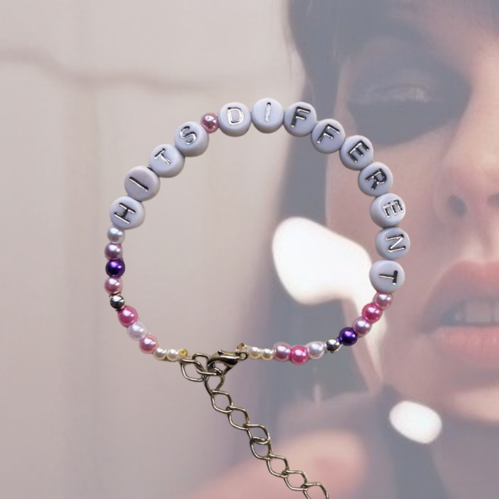 Pulseira Hits Different (Taylor Swift) | Shopee Brasil Pulseira Hits Different (Taylor Swift) | Shopee Brasil