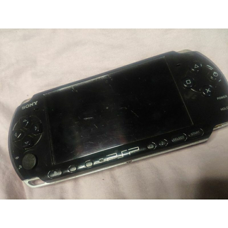 Playstation PSP 3004. desblo.queado. muitos jogos no cartao. riscos superficiais na tela. nao ce cd. sem fonte. com bateria