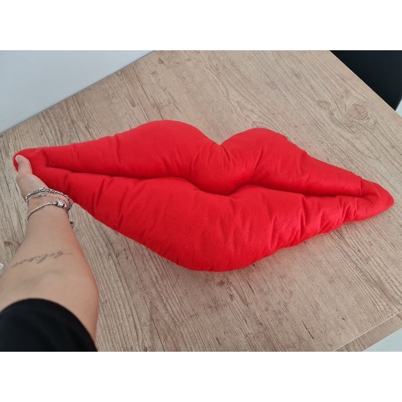 Almofada Decorativa Boca / lábios em pelúcia 69cm | Shopee Brasil