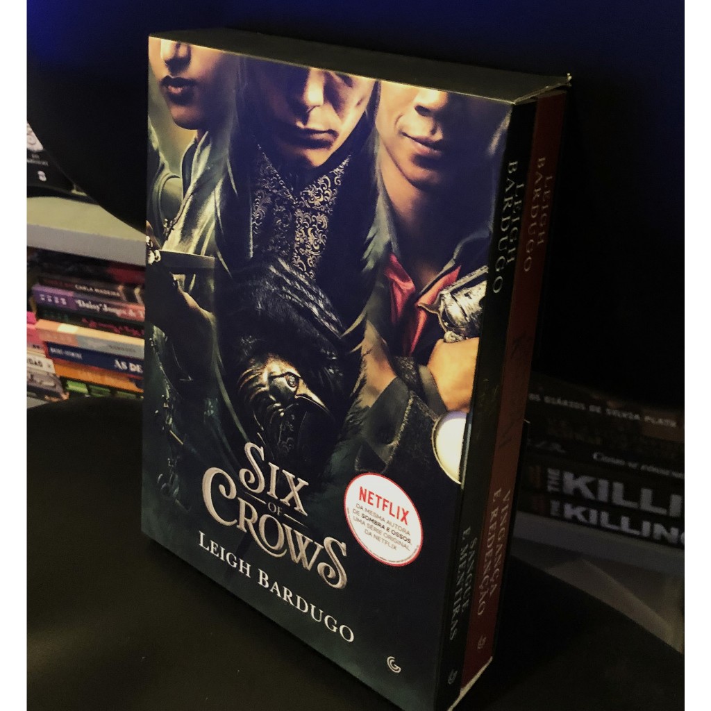 Livro BOX SIX OF CROWS (VOL 1 E 2) + POSTER + MARCADOR PLASTIFICADO | Shopee Brasil