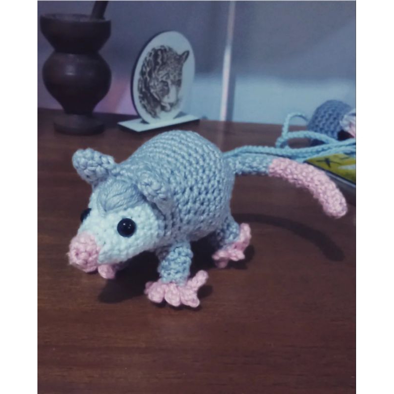 Mini gambá em amigurumi/baby gambá | Shopee Brasil