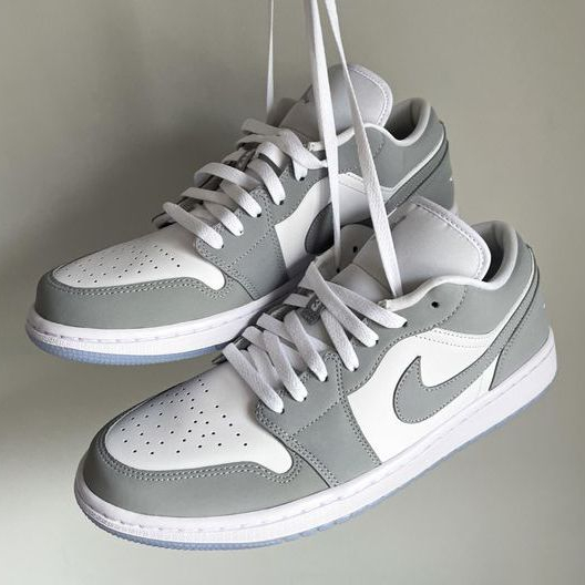 Tenis Air Jordan Cano Baixo Cinza e Branco Wolf Gray Femenino ...