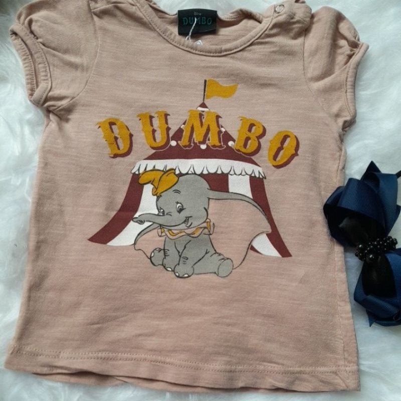 Blusinha infantil Dumbo cor nude para o dia a dia com botão no ombro para facilitar a vestimenta ...