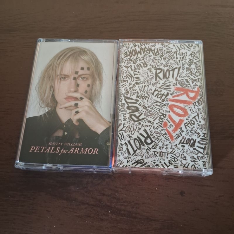 Fita K7 Riot Paramore e Hayley Williams Petals for Armour. | Shopee Brasil