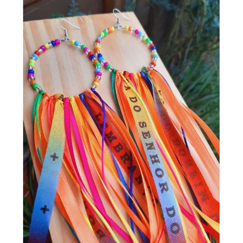 Brinco argola carnaval miçangas, fios e fitas coloridas | Shopee Brasil