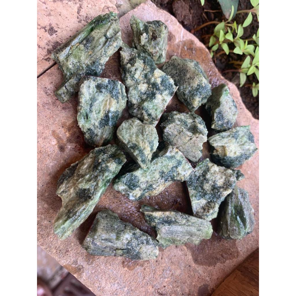 Pedra Epidoto Bruto: Pedra que aumenta a percepção, equilíbrio e ...