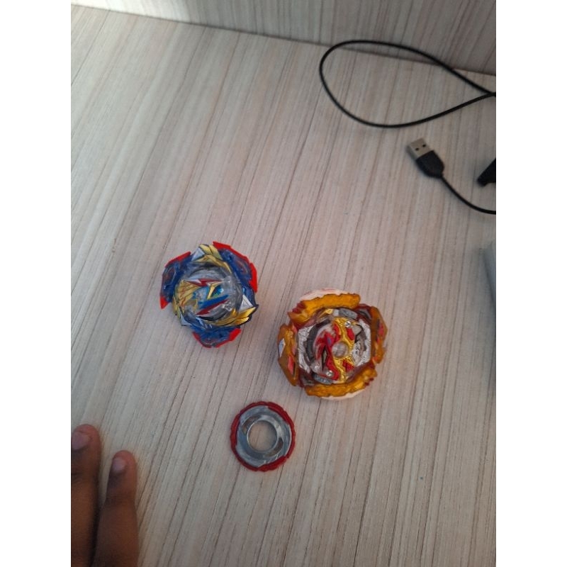 kit takara tomy com 2 beys e um lançador | Shopee Brasil